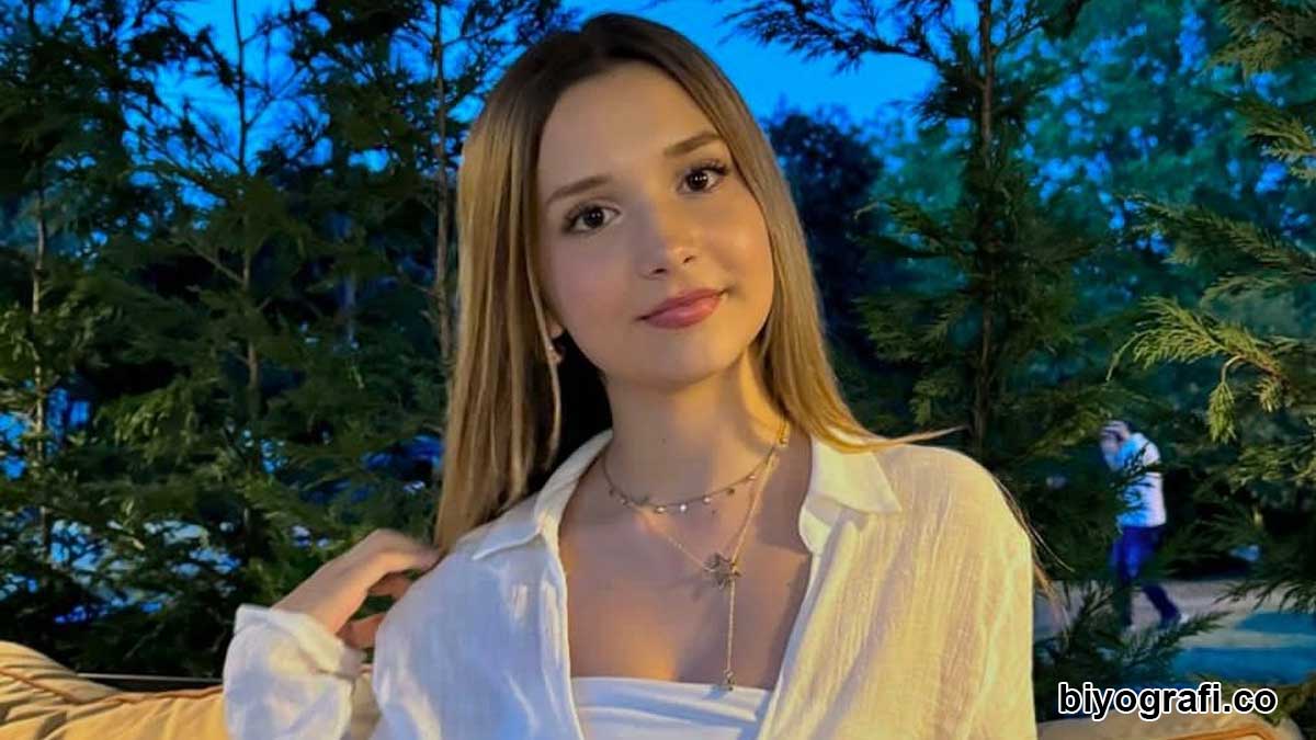 Ecrin Su Çoban eski hali ⭐ hakkında bilgi edinin! ⭐ Biyografi.co